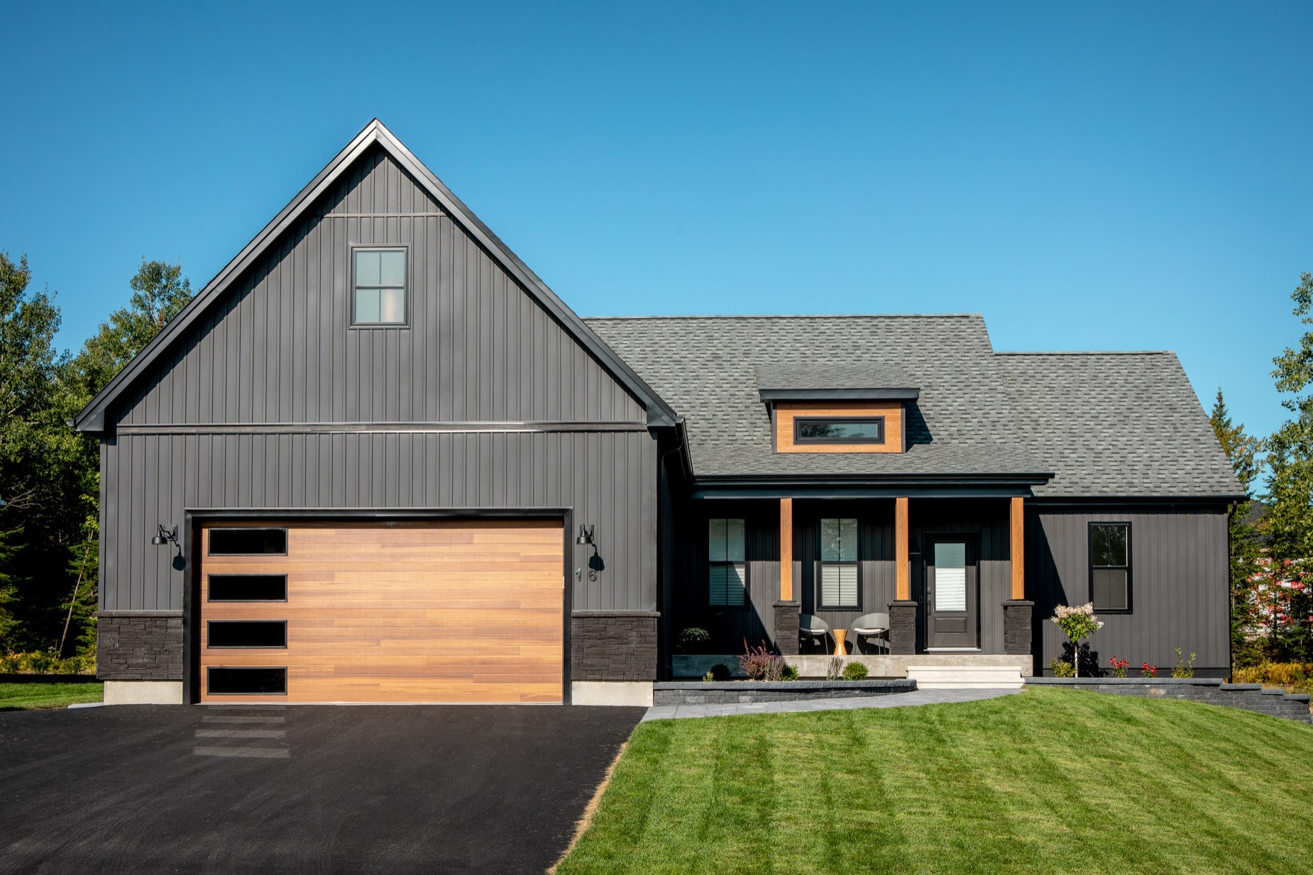 15+ Black House Siding Ideas to Add a Touch of Elegance - Onelmon